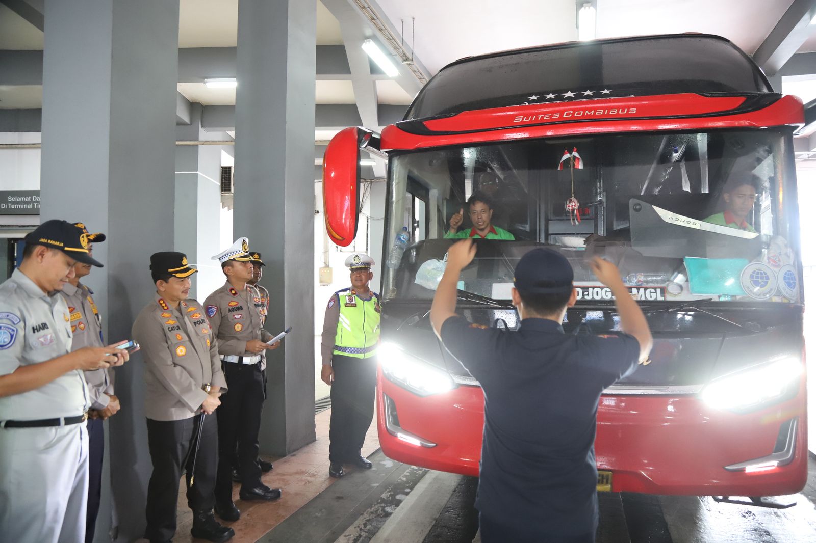 Pastikan Keselamatan Pemudik, Polisi Gelar Ramp Check Bus di Terminal ...
